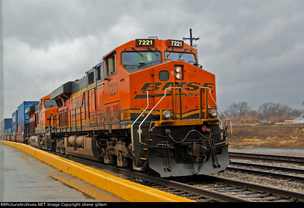 BNSF 7221 waits to depart Fort Madison.